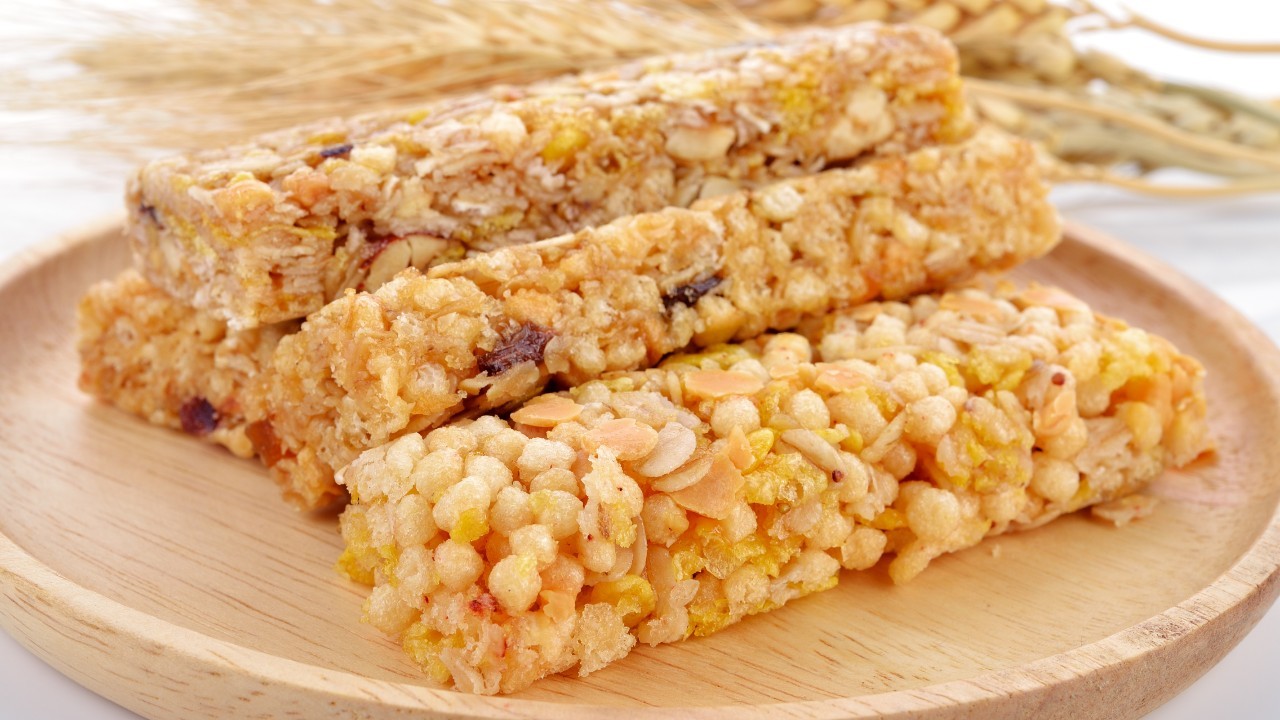 Krispie Oatmeal Bars & Apple Muffins | The Six O'Clock Show